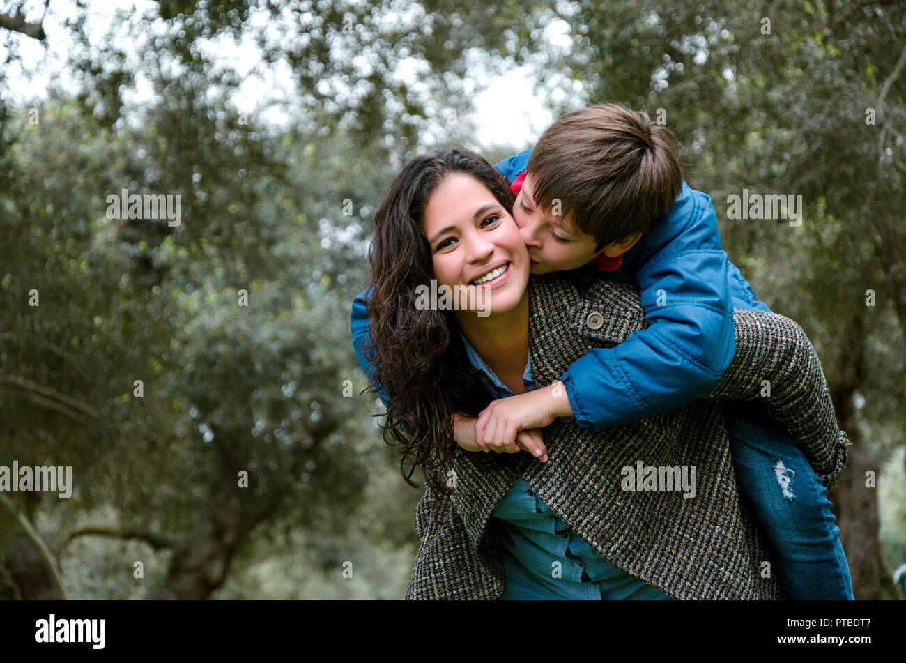 Familienmitglieder sohn mutter -Fotos und -Bildmaterial in hoher ...