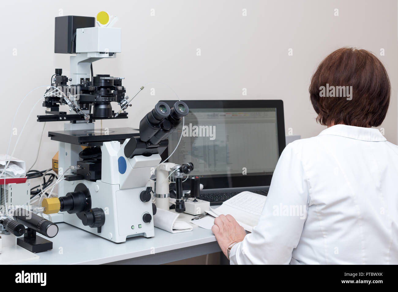 Arzt oder Wissenschaftler arbeiten mit Computer- und mikroskop in ...