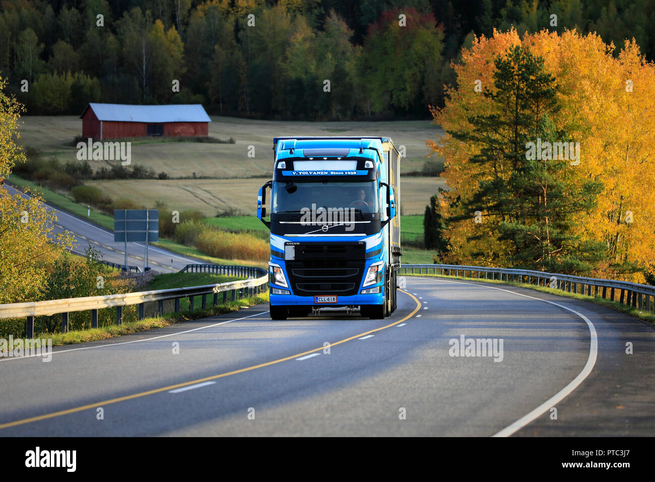 Blauer volvo verkehr -Fotos und -Bildmaterial in hoher Auflösung – Alamy