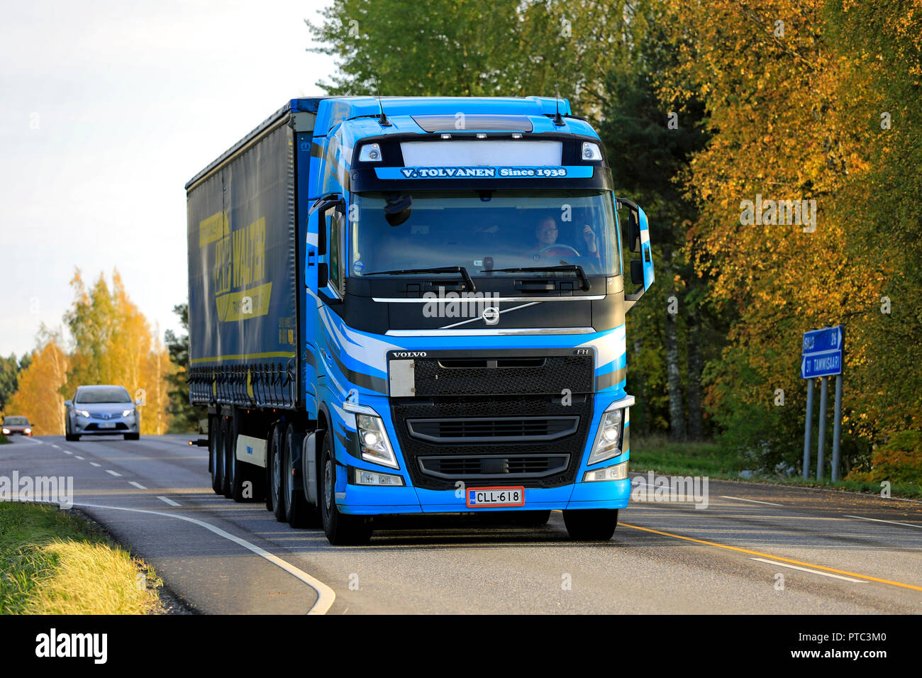 Blauer volvo verkehr -Fotos und -Bildmaterial in hoher Auflösung – Alamy