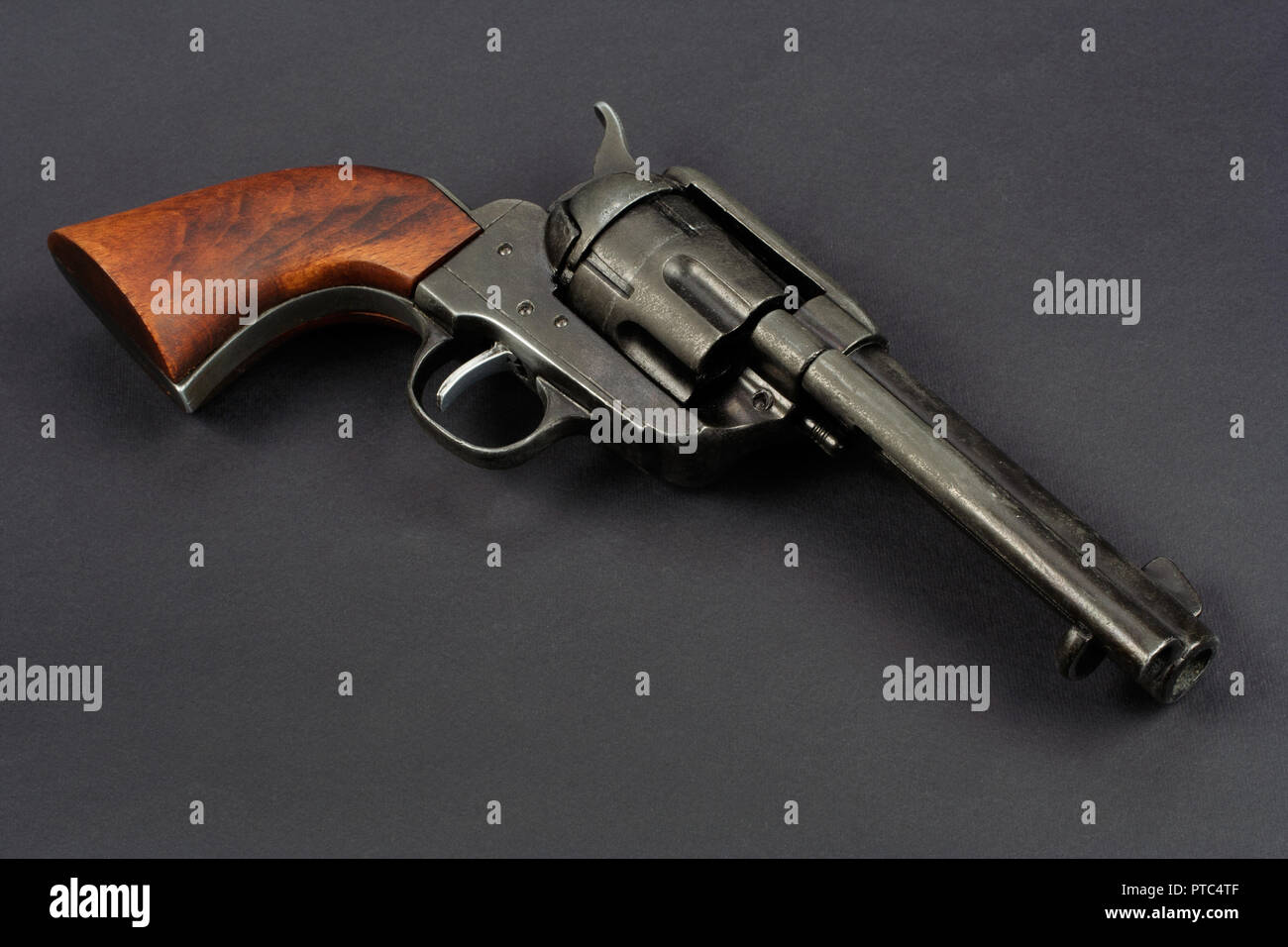 Wild West Revolver - Colt Single Action Army auf schwarzem Hintergrund ...