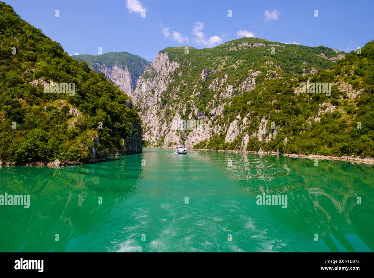 Lake koman ferry -Fotos und -Bildmaterial in hoher Auflösung – Alamy