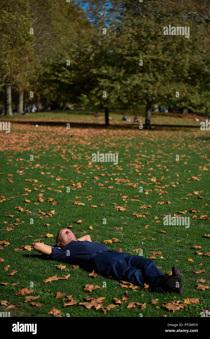 London, Großbritannien. Vom 9. Oktober 2018. UK Wetter - ein Mann im St ...