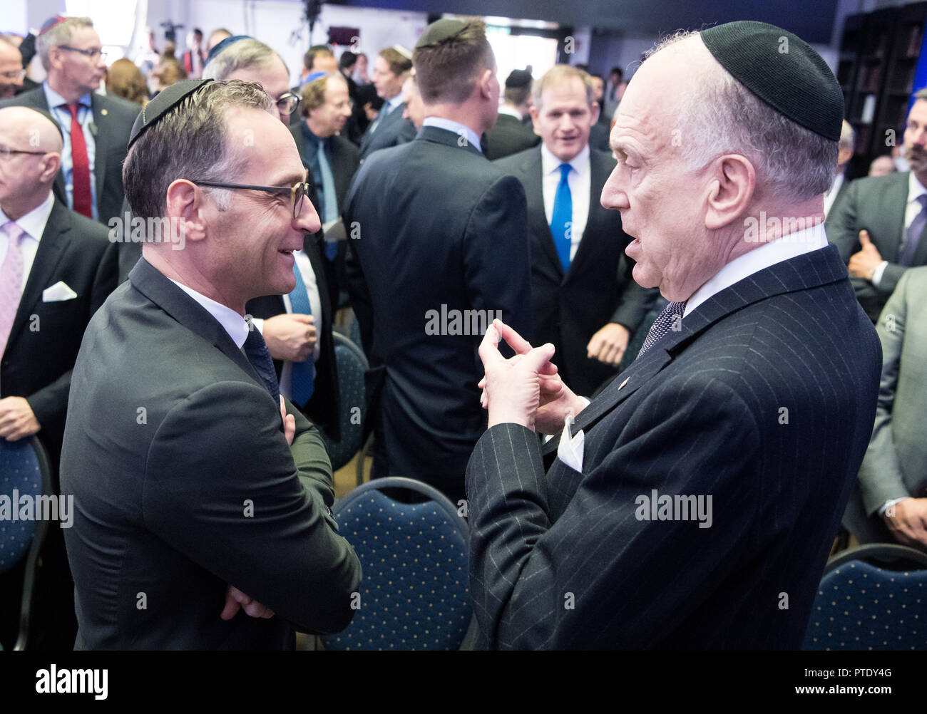 09 Oktober 2018, Berlin: Heiko Maas (l, SPD), Außenminister, und Ronald ...