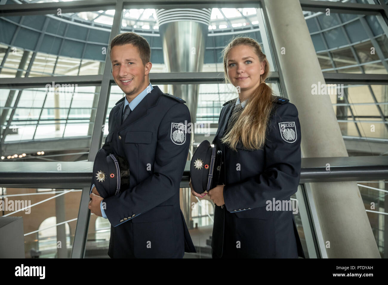 09 Oktober 2018, Berlin: Polizei Master Maria (23) und ihr Kollege ...