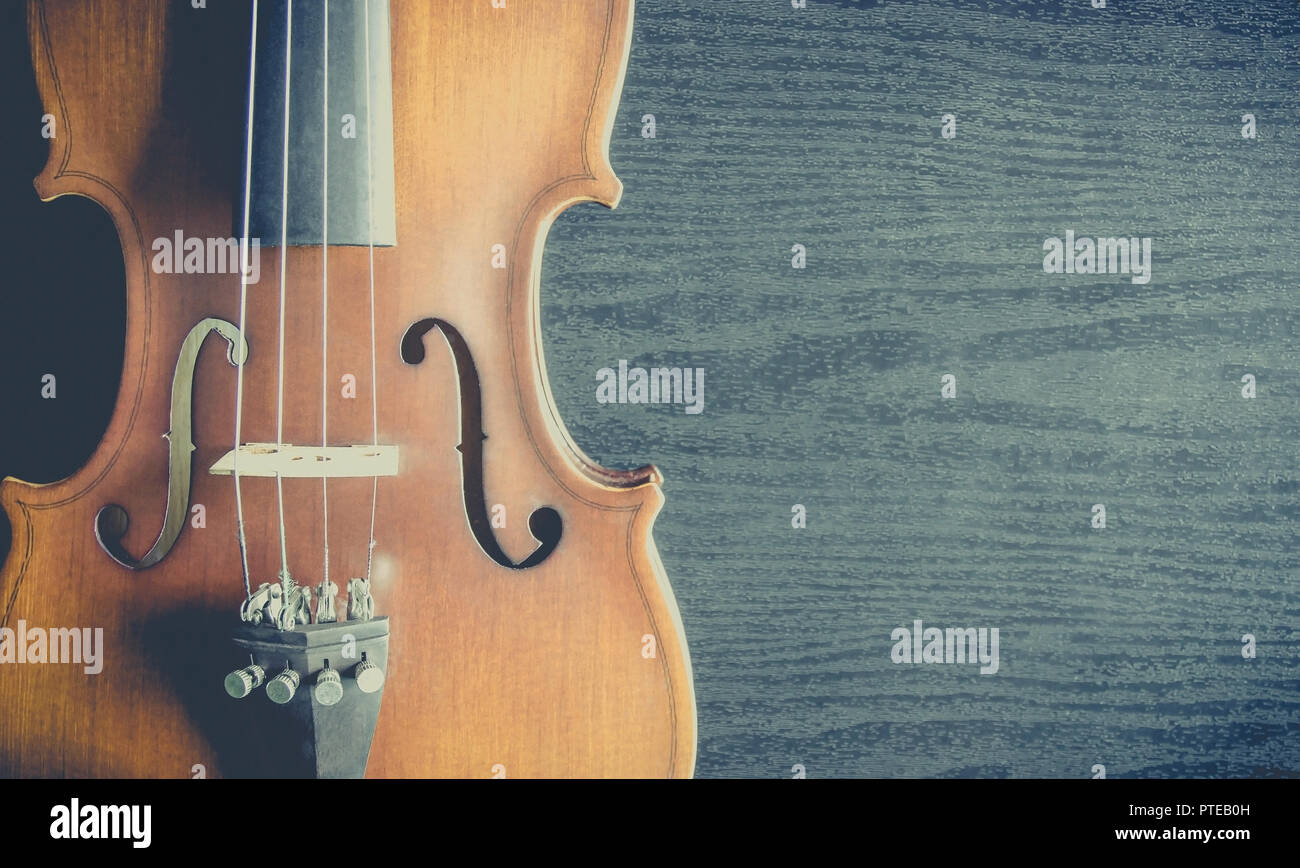 Die Geige auf der dunklen Tabelle, Close-up der Geige auf dem Holzboden ...