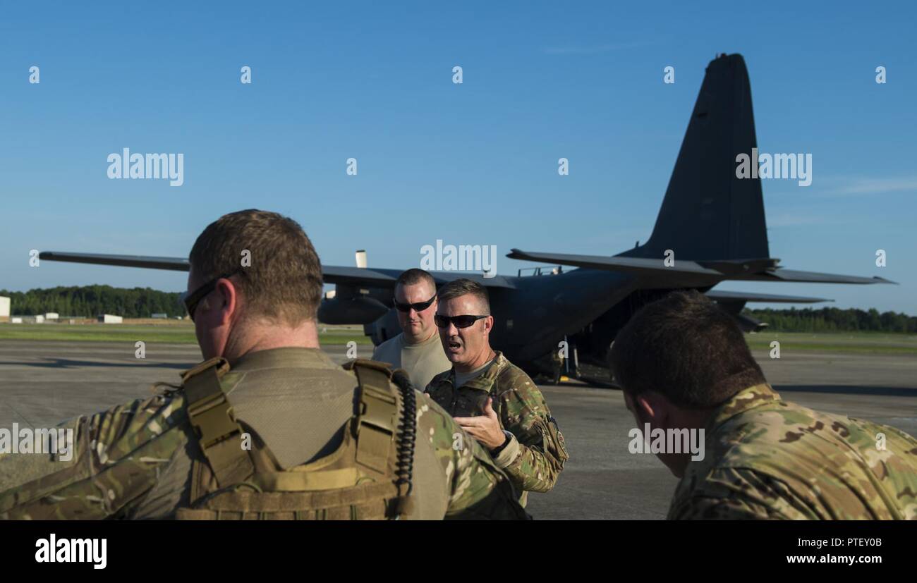 Das bodenpersonal mit dem 15 Special Operations Squadron in einem ...