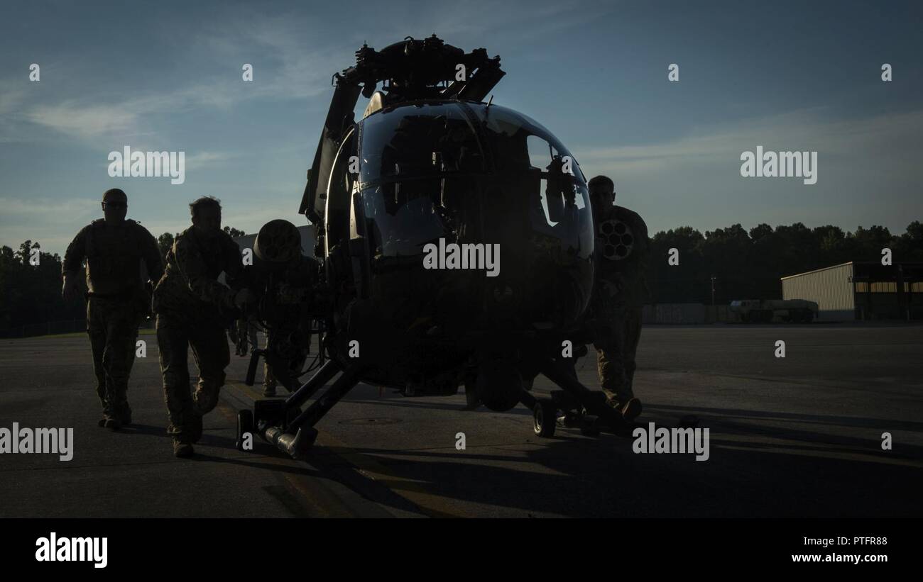 Das bodenpersonal mit dem 15 Special Operations Squadron in einem ...