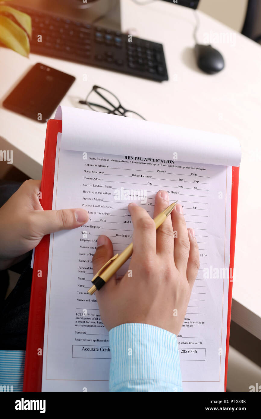 Portrait von Hand auf dem Formular ankreuzen. Bild von Form in die ...