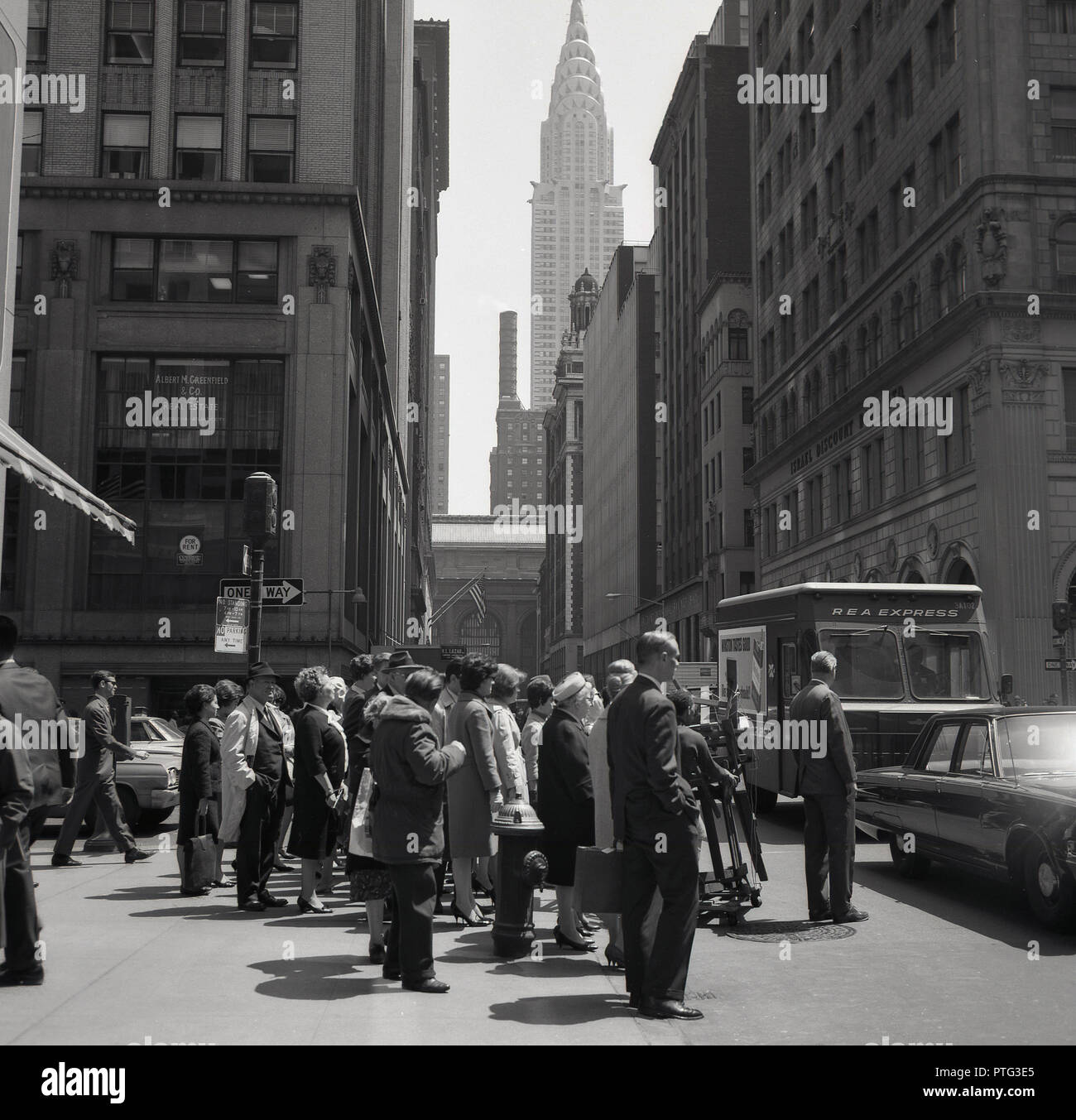 1960er Jahre, die New Yorker Überqueren einer Straße in Midtown ...