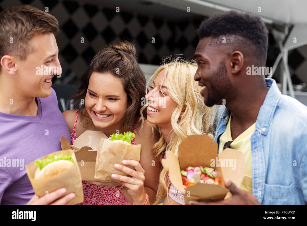 Freunde und essen -Fotos und -Bildmaterial in hoher Auflösung – Alamy