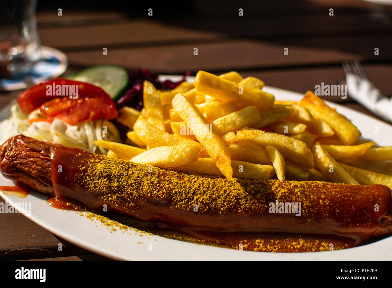 Wurstsalat mit pommes -Fotos und -Bildmaterial in hoher Auflösung – Alamy