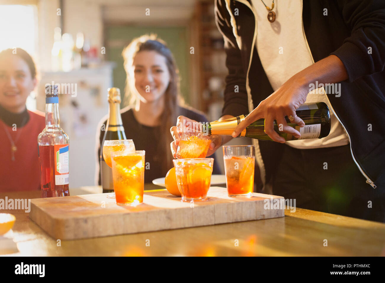 Cocktail herstellung -Fotos und -Bildmaterial in hoher Auflösung – Alamy