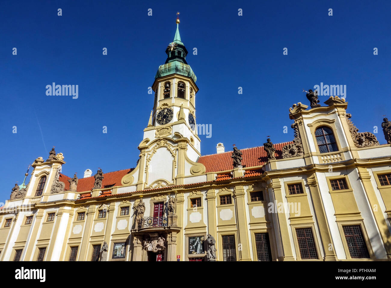 Loreta square -Fotos und -Bildmaterial in hoher Auflösung – Alamy