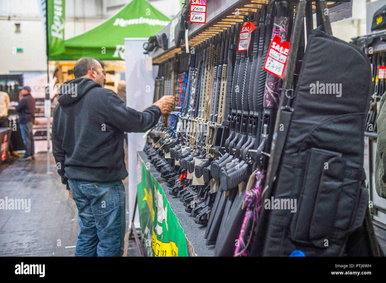 Zeige pistole -Fotos und -Bildmaterial in hoher Auflösung – Alamy