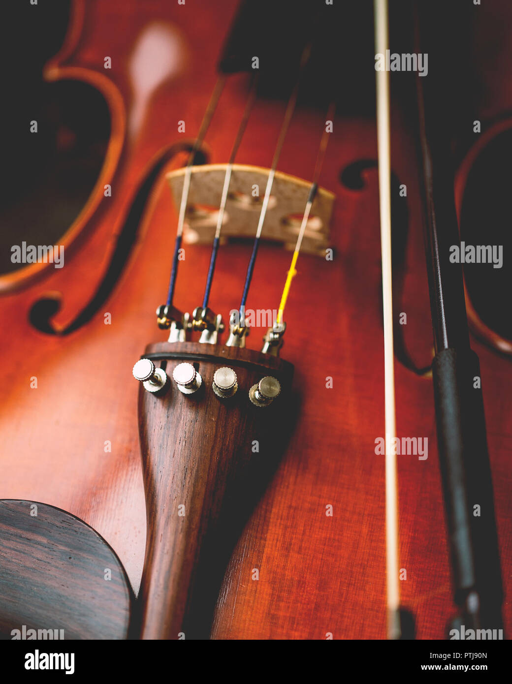 Holz geigenbogen -Fotos und -Bildmaterial in hoher Auflösung – Alamy