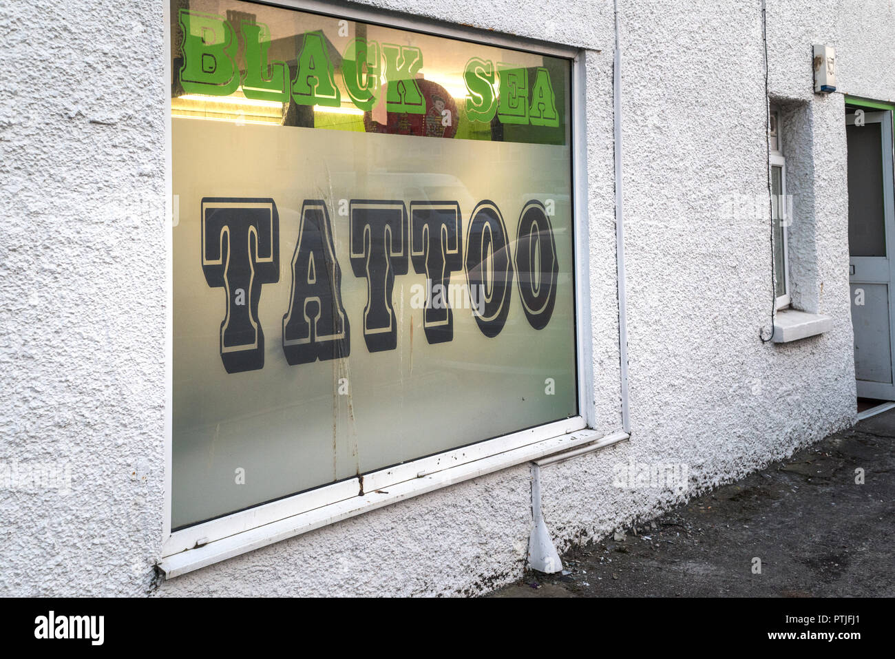 Tattoo shop window -Fotos und -Bildmaterial in hoher Auflösung – Alamy