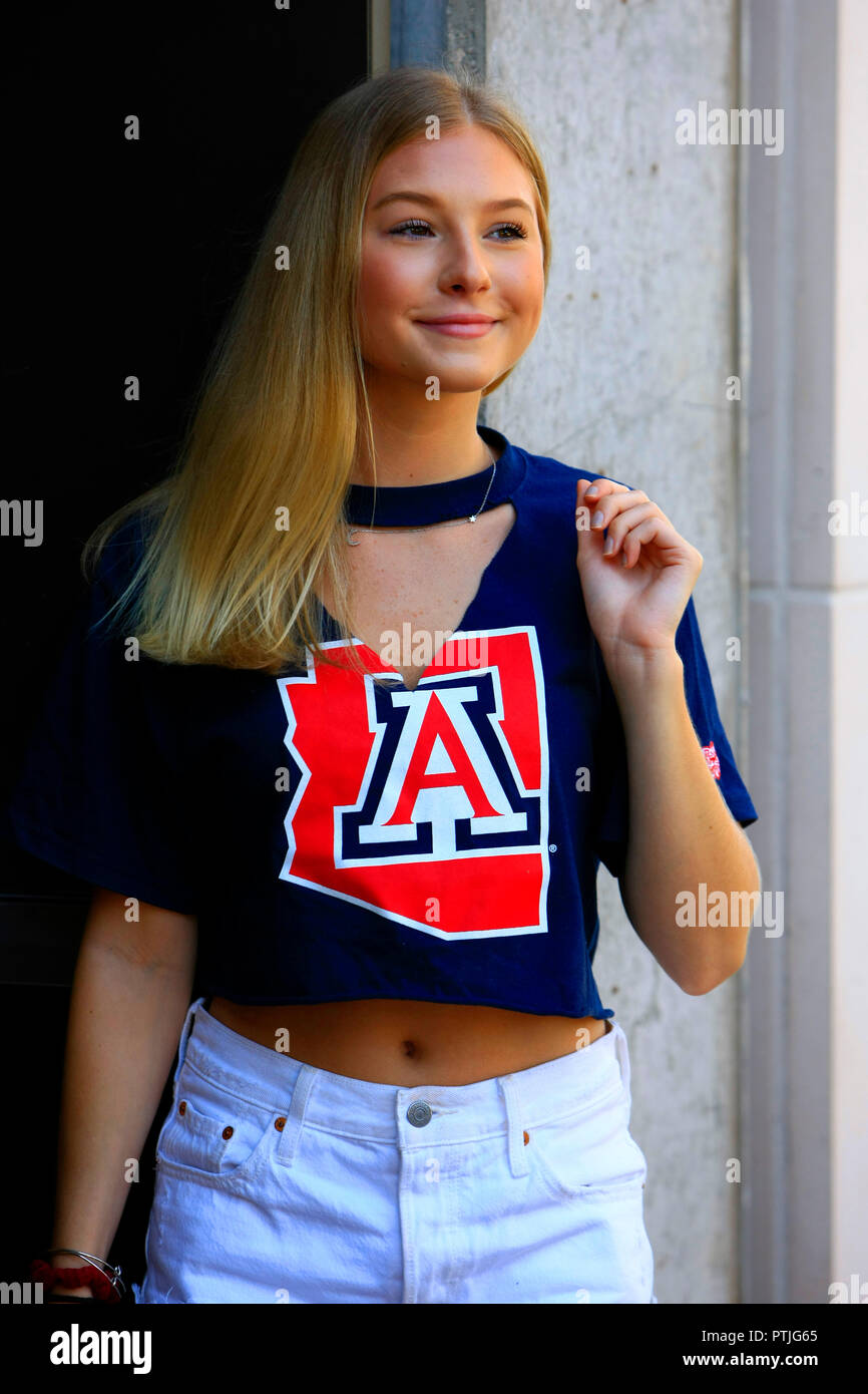 Pretty blonde student in university -Fotos und -Bildmaterial in hoher ...