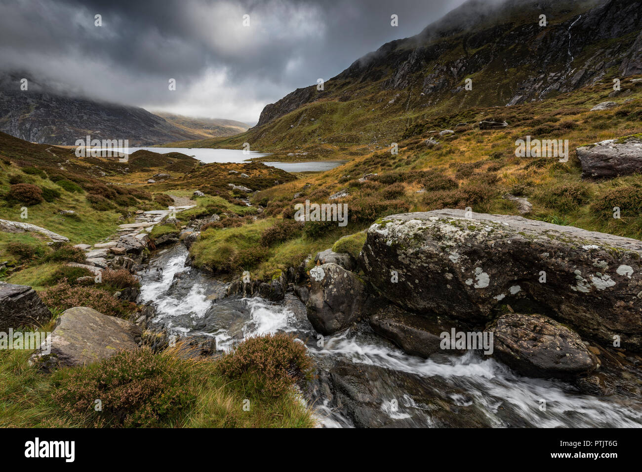 Cwm Idwal Llyn Idwal in der Ogwen Valley Snowdonia National Park in ...