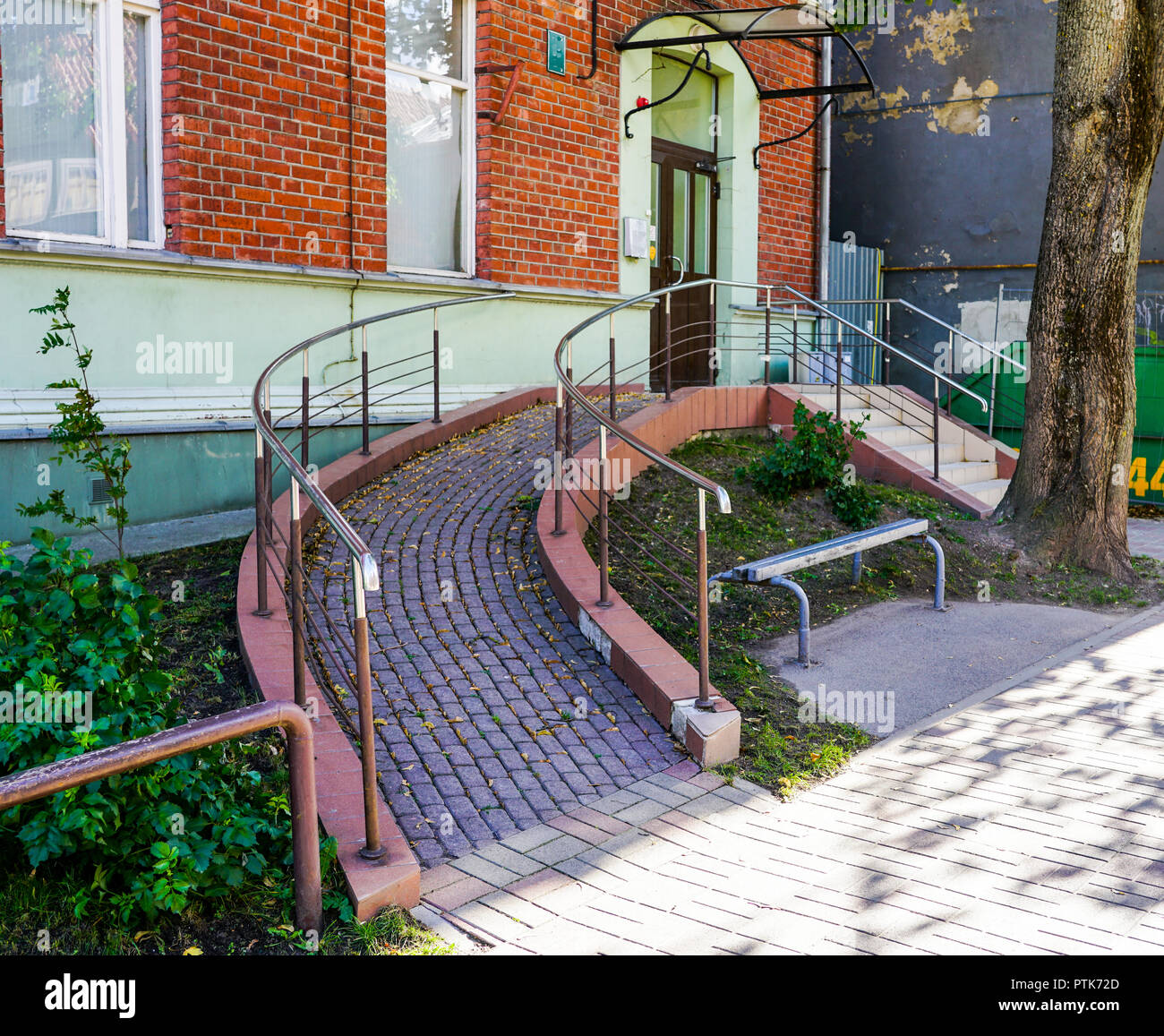 Treppe rollstuhlrampe -Fotos und -Bildmaterial in hoher Auflösung – Alamy
