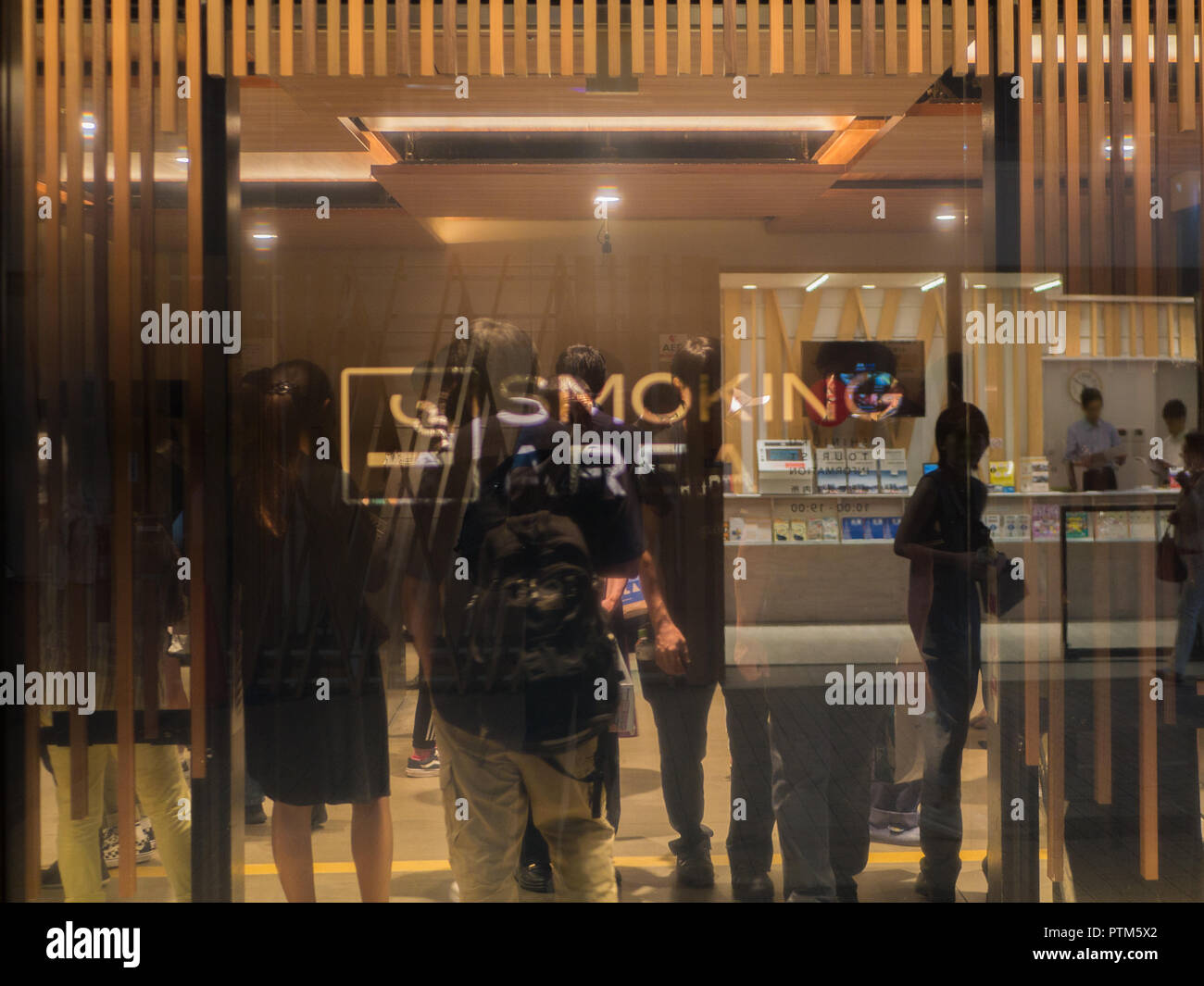 Raucherbereich tokyo -Fotos und -Bildmaterial in hoher Auflösung – Alamy