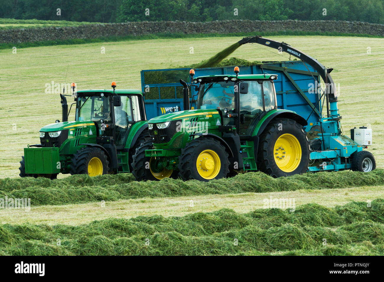 Landwirte fahren leistungsstarke fahrzeuge -Fotos und -Bildmaterial in ...