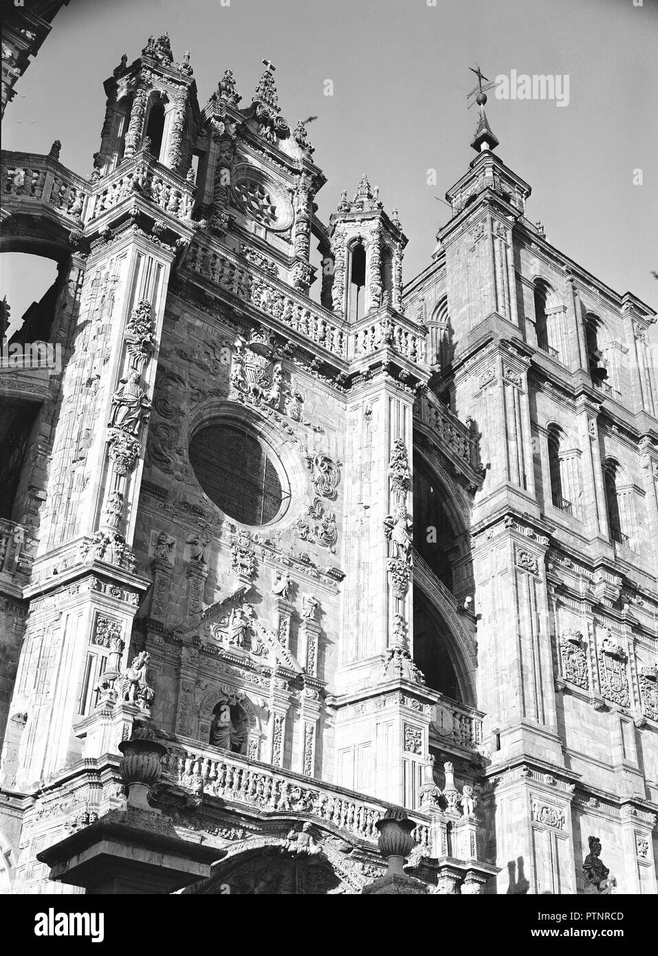 FACHADA OCCIDENTAL DE LA CATEDRAL DE ASTORGA - Siglo XVIII - BARROCO ...