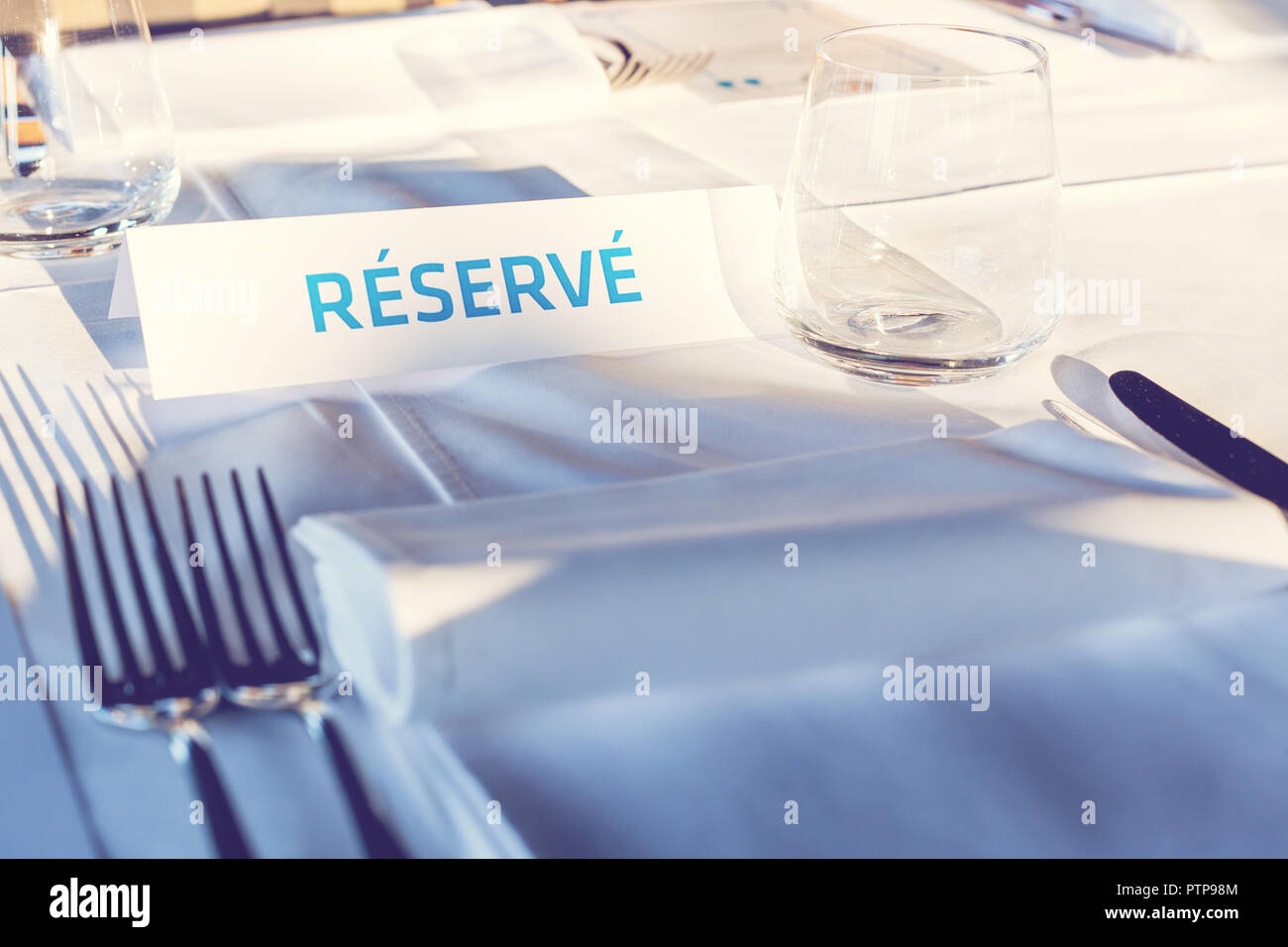 Einen Tisch Reservieren Stockfotos und -bilder Kaufen - Alamy