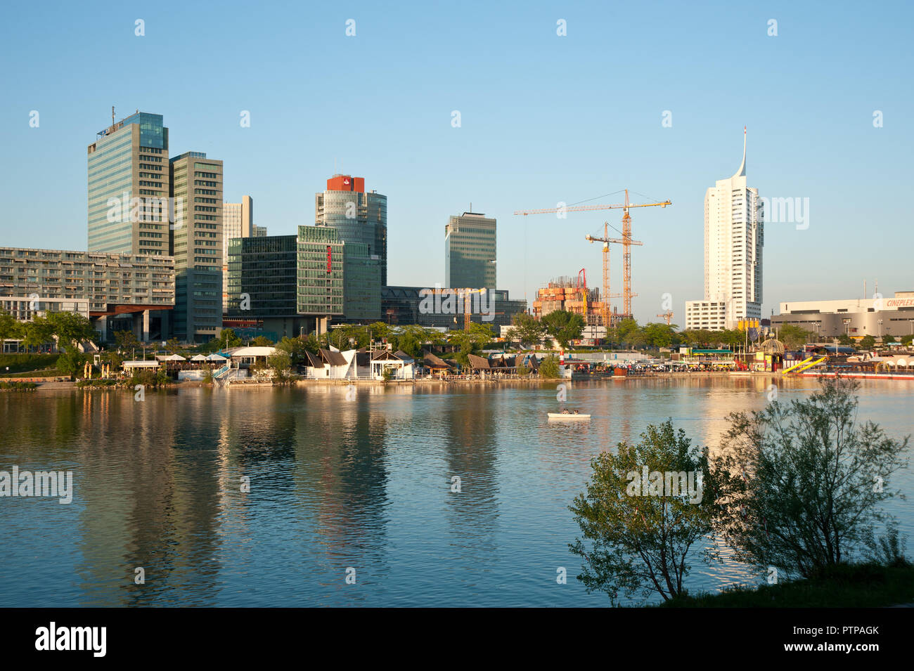 Hochhaus neue donau vienna -Fotos und -Bildmaterial in hoher Auflösung ...