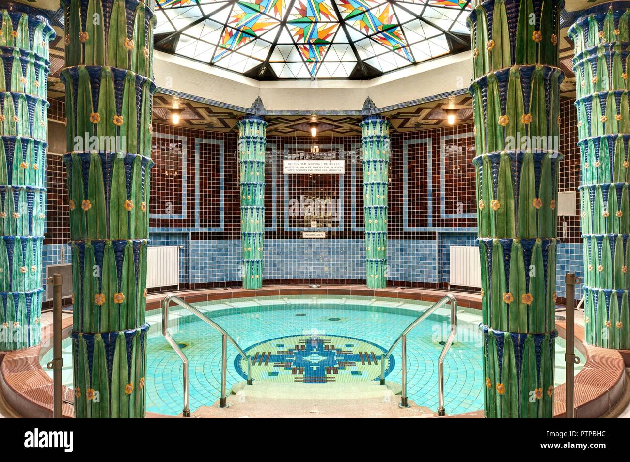 Hallenbad amalienbad -Fotos und -Bildmaterial in hoher Auflösung – Alamy