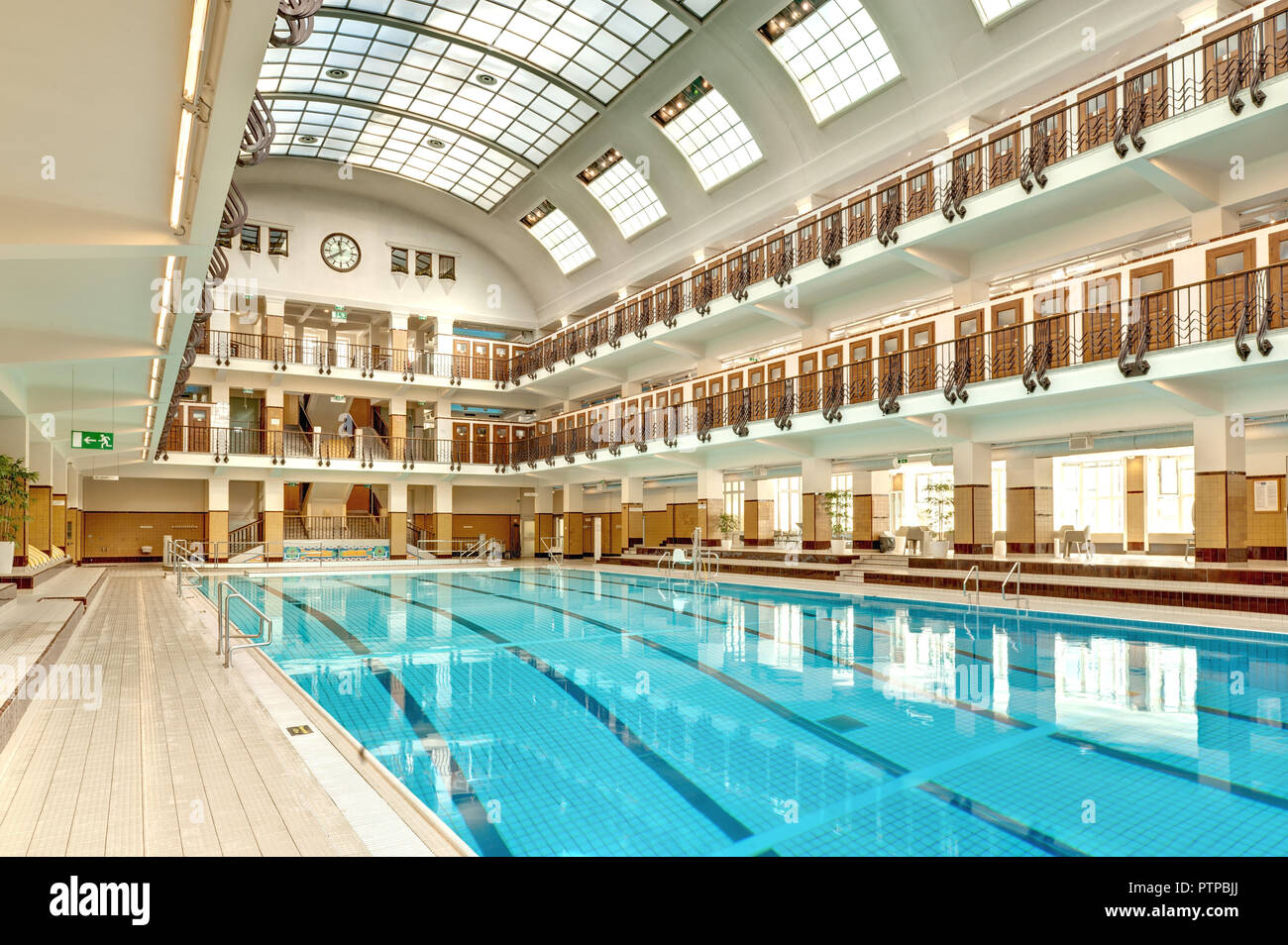 Hallenbad amalienbad -Fotos und -Bildmaterial in hoher Auflösung – Alamy