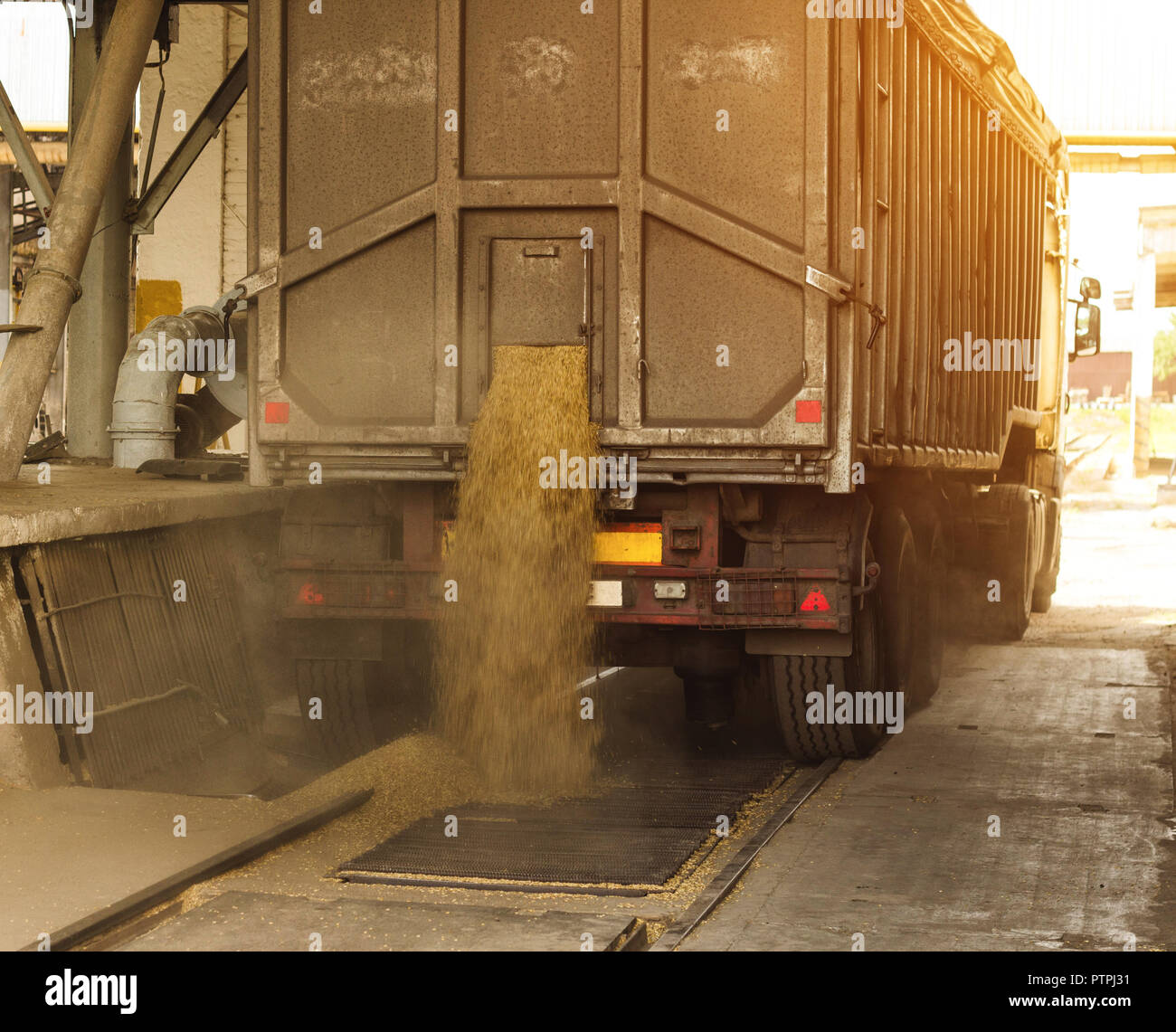 Ein Lkw entladen ein Korn Korn bei der Lagerung und Verarbeitung der ...