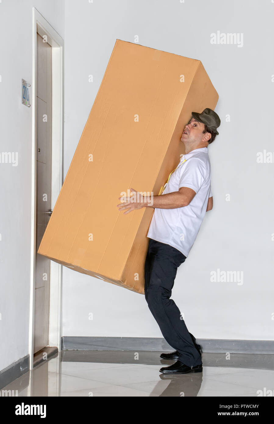 Der Postbote trägt ein grosses Paket. Der E-Mail-Dienst trägt eine ...