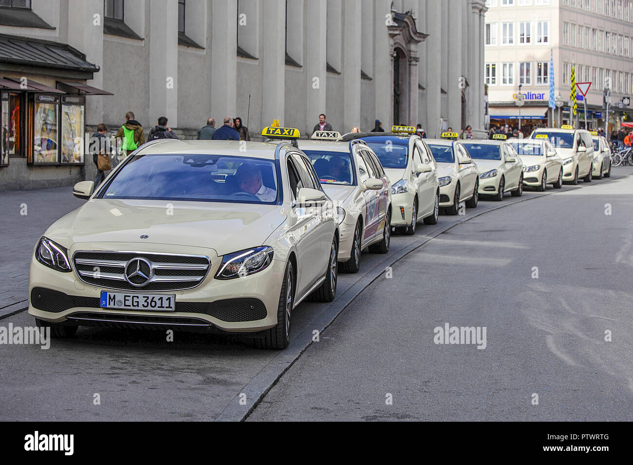 Taxis munich -Fotos und -Bildmaterial in hoher Auflösung – Alamy