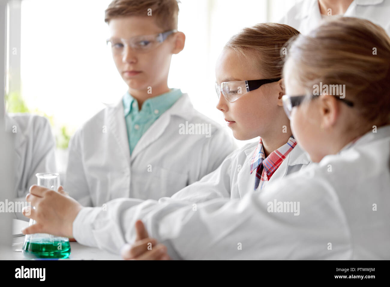 Chemieunterricht in der schule -Fotos und -Bildmaterial in hoher ...