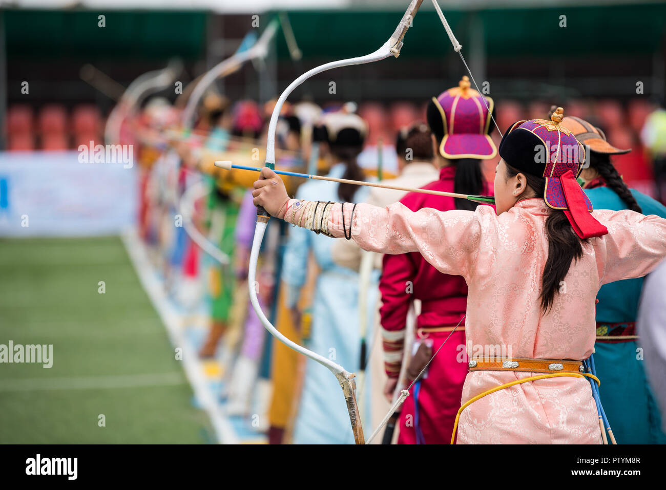 Naadam festival Mongolei Bogenschießen, mongolischer Frauen in ...