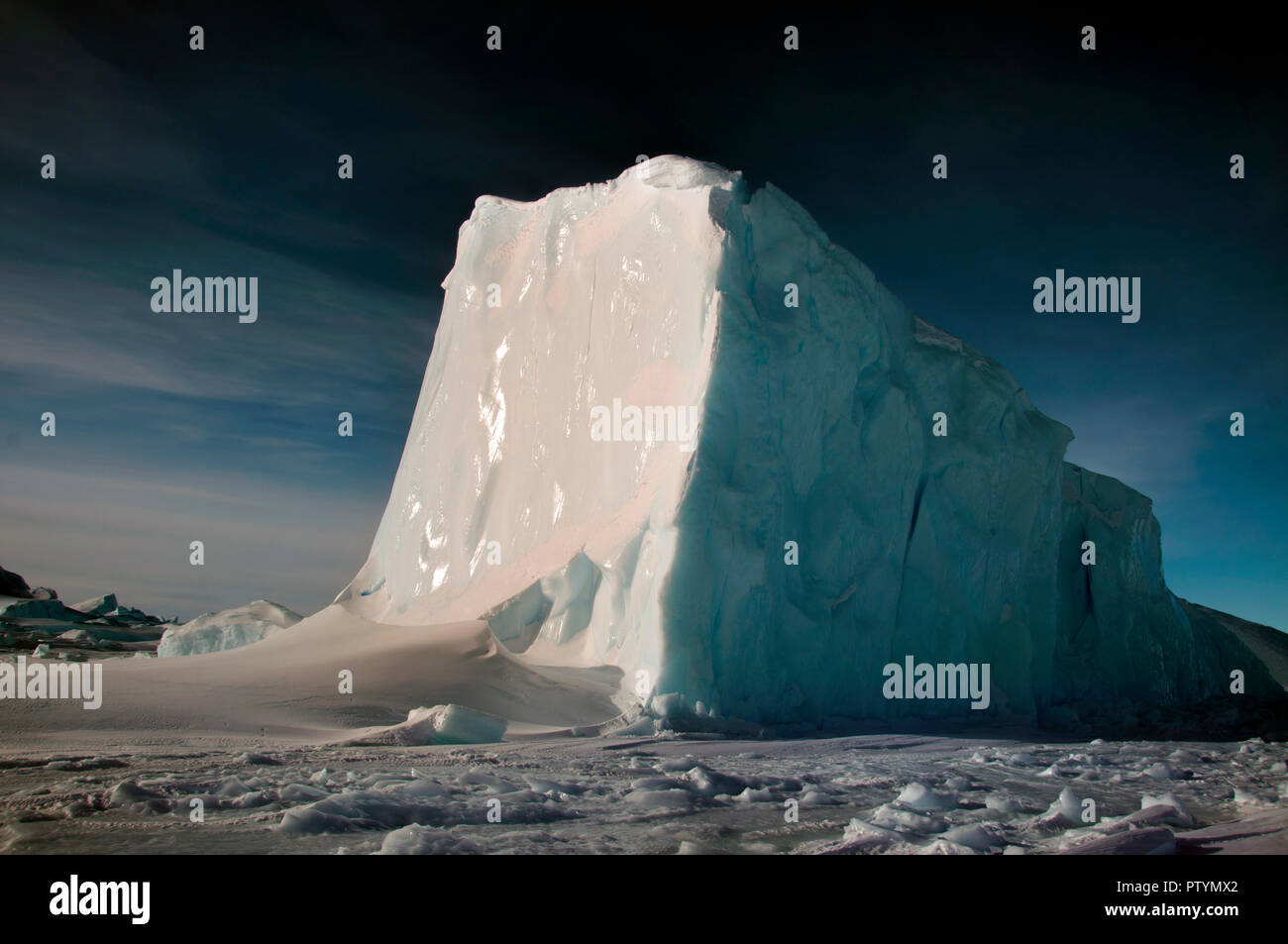 Panorama auf Eisberge und Eis auf dem Wasser vor ihm, das Terrain und ...