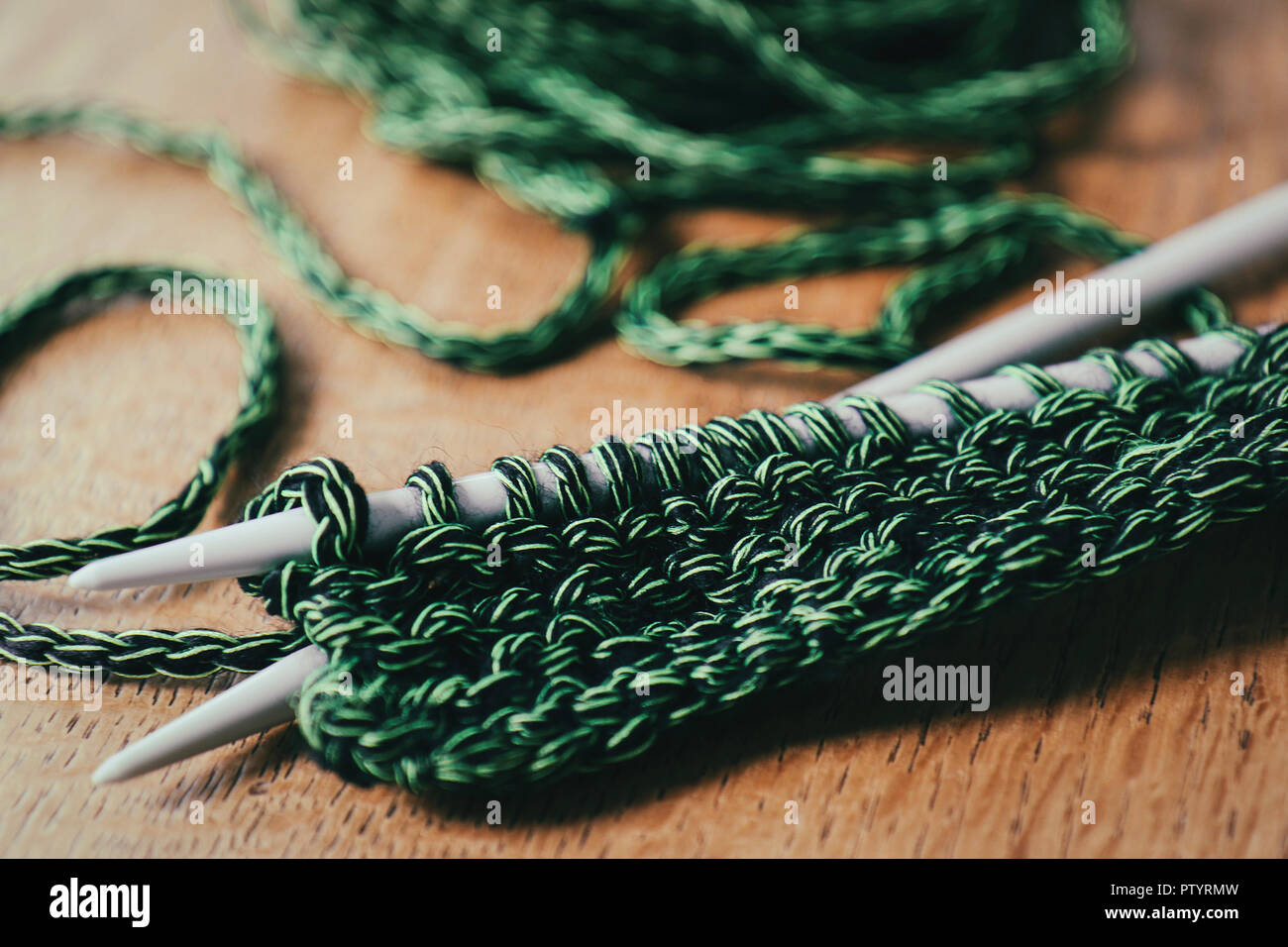 Entspannendes hobby stricken -Fotos und -Bildmaterial in hoher ...