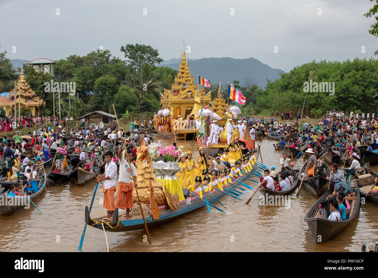 Phaung daw oo pagodenfest -Fotos und -Bildmaterial in hoher Auflösung ...