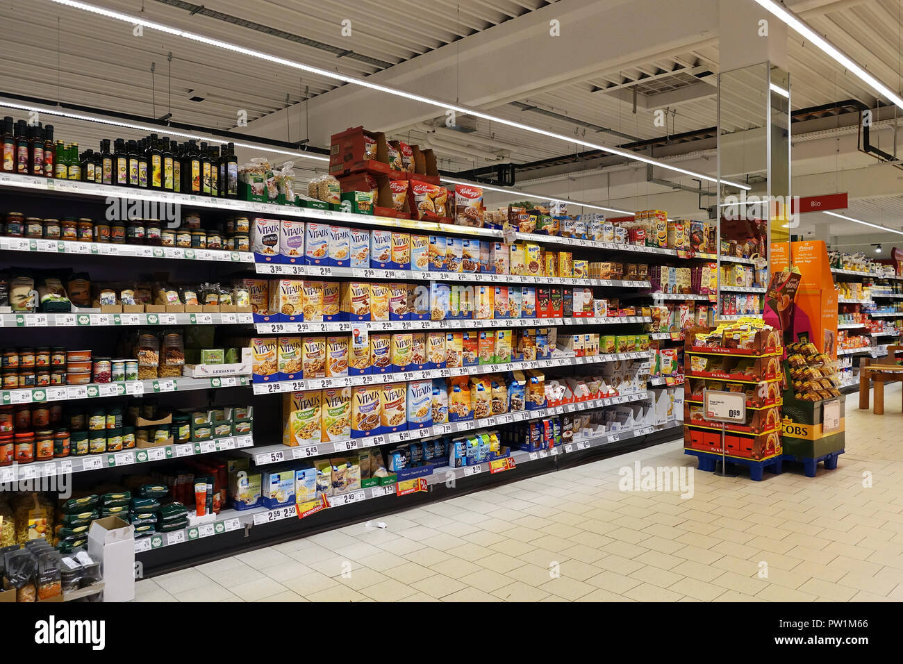 Innenraum eines REWE Supermarkt Stockfotografie - Alamy