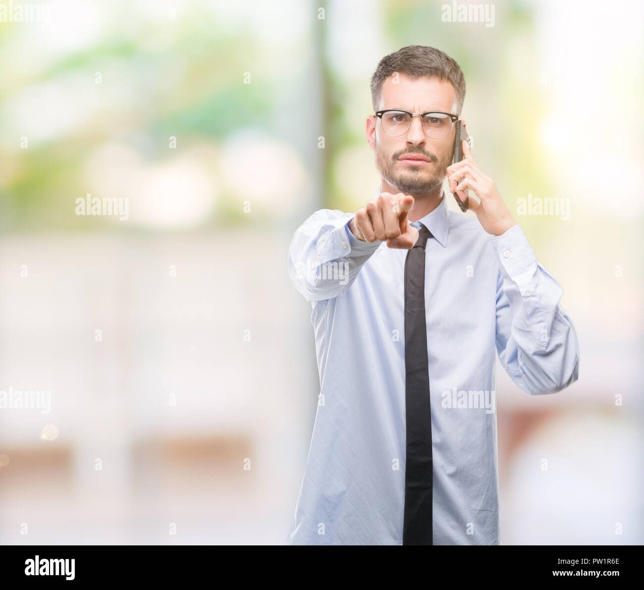 Young Business erwachsenen Mann am Telefon zu sprechen mit dem Finger ...