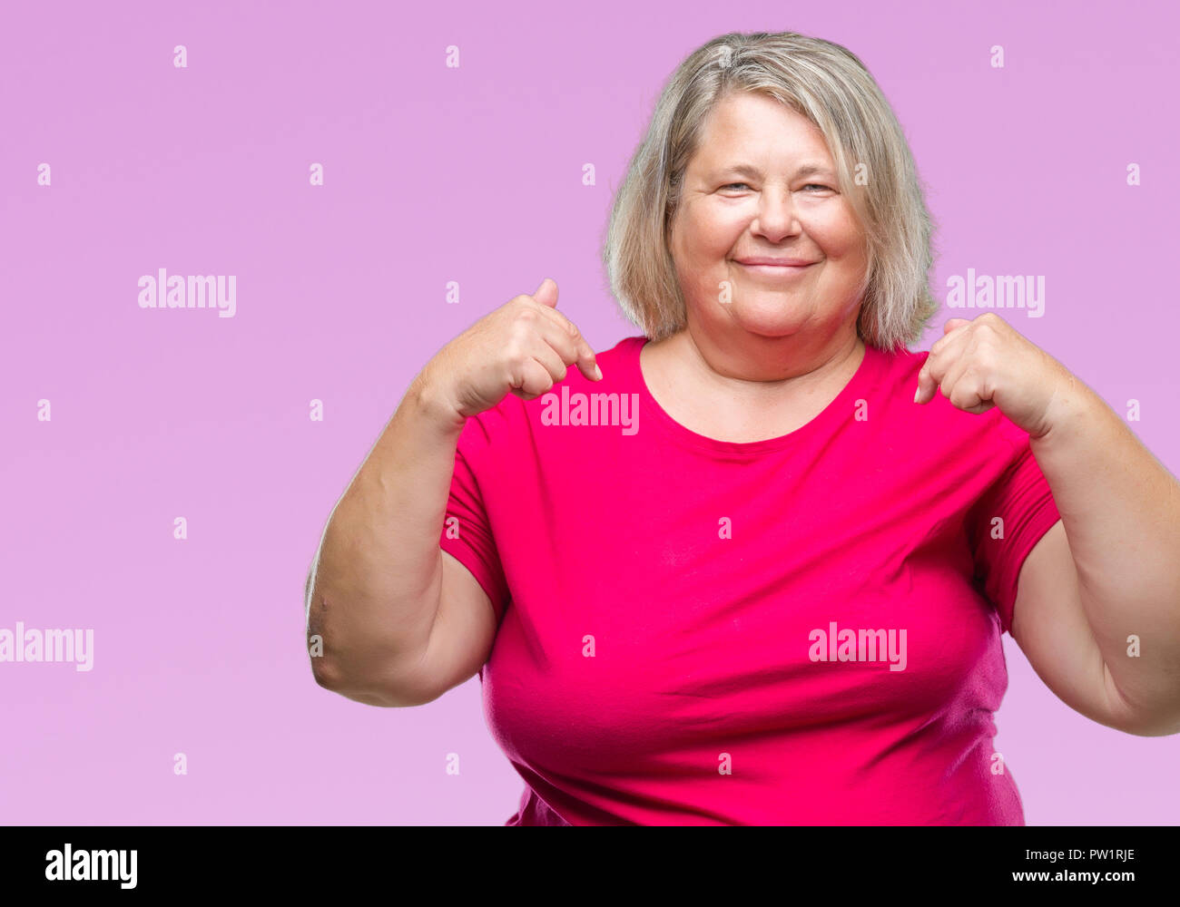 Senior Plus size kaukasische Frau über isolierte Hintergrund überzeugt mit einem Lächeln auf dem ...