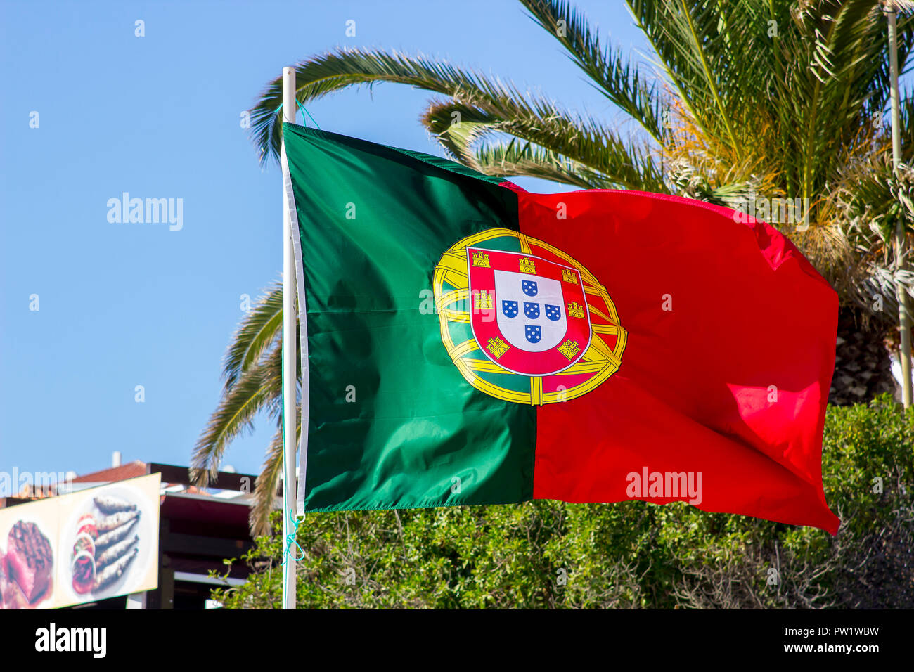 Portugiesische flagge angehoben -Fotos und -Bildmaterial in hoher ...