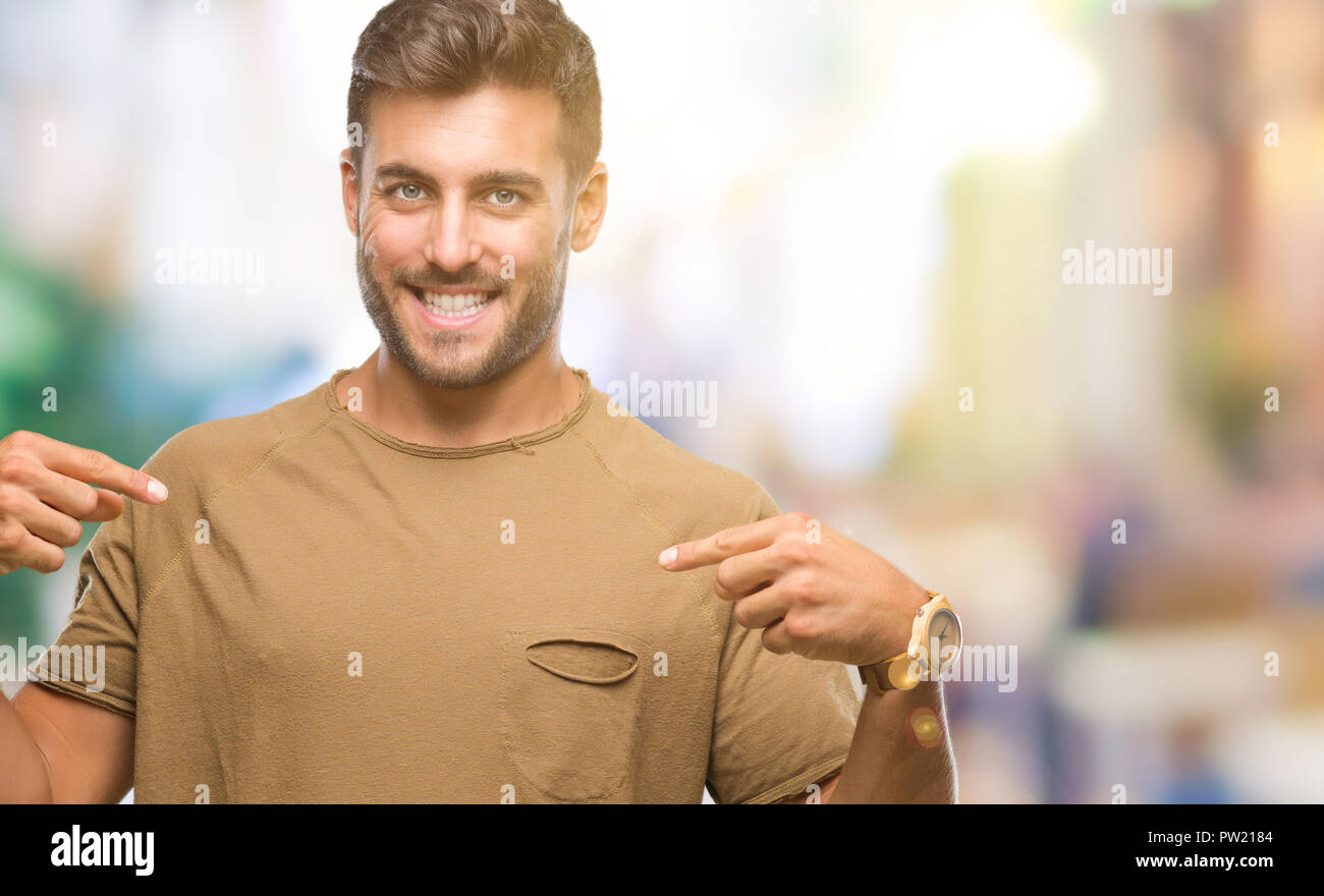 Jungen gutaussehenden Mann über isolierte Hintergrund überzeugt mit einem Lächeln auf dem ...