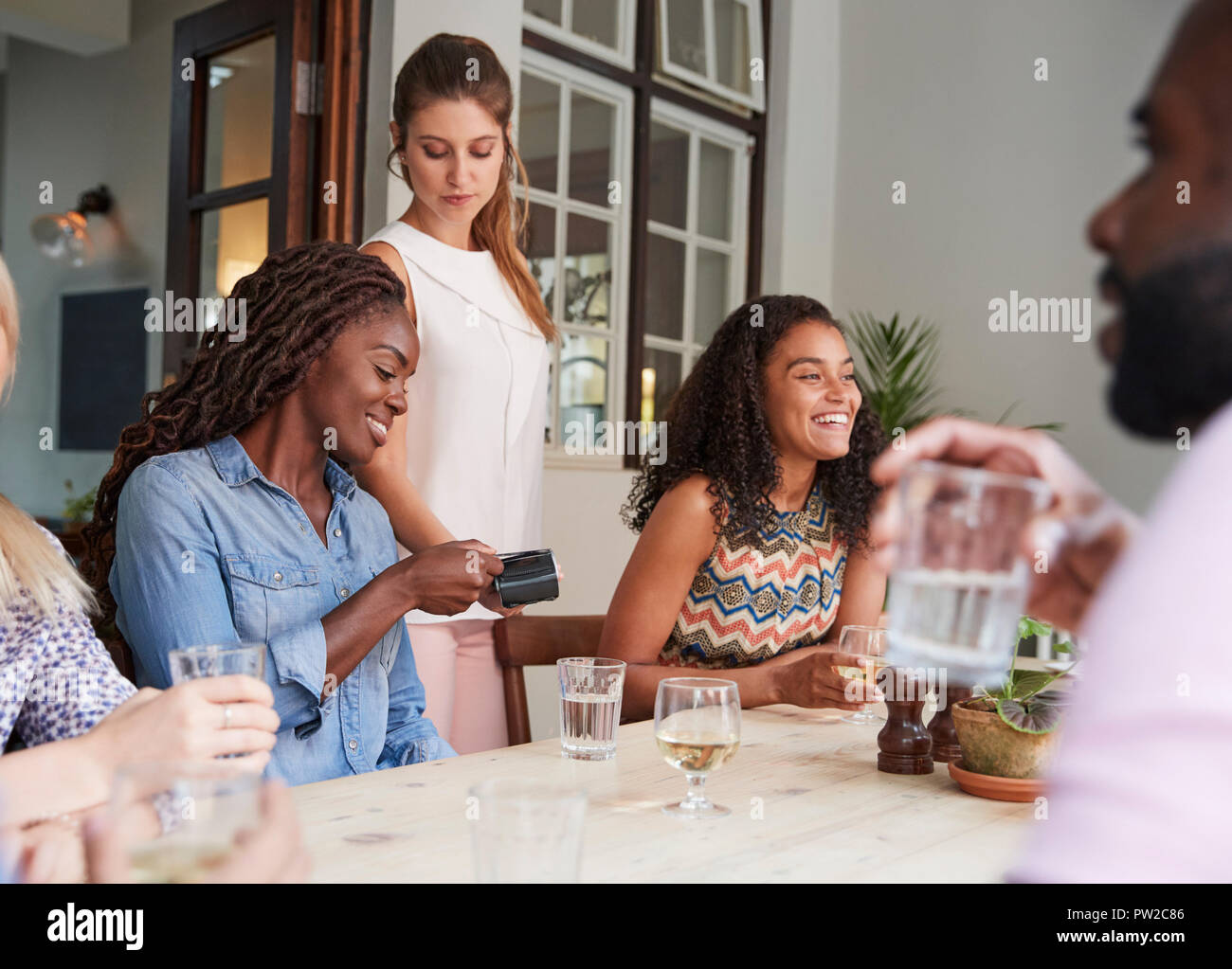 Weibliche Kunden im Restaurant bezahlen Rechnung mit kontaktlosen ...