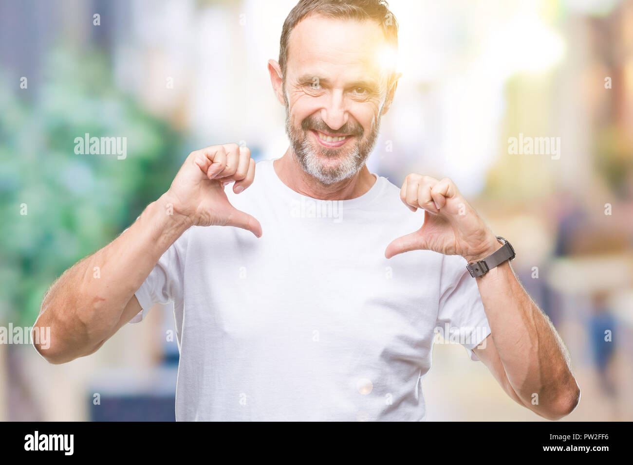 Mittleres Alter hoary älterer Mann mit weißem T-Shirt über isolierte ...