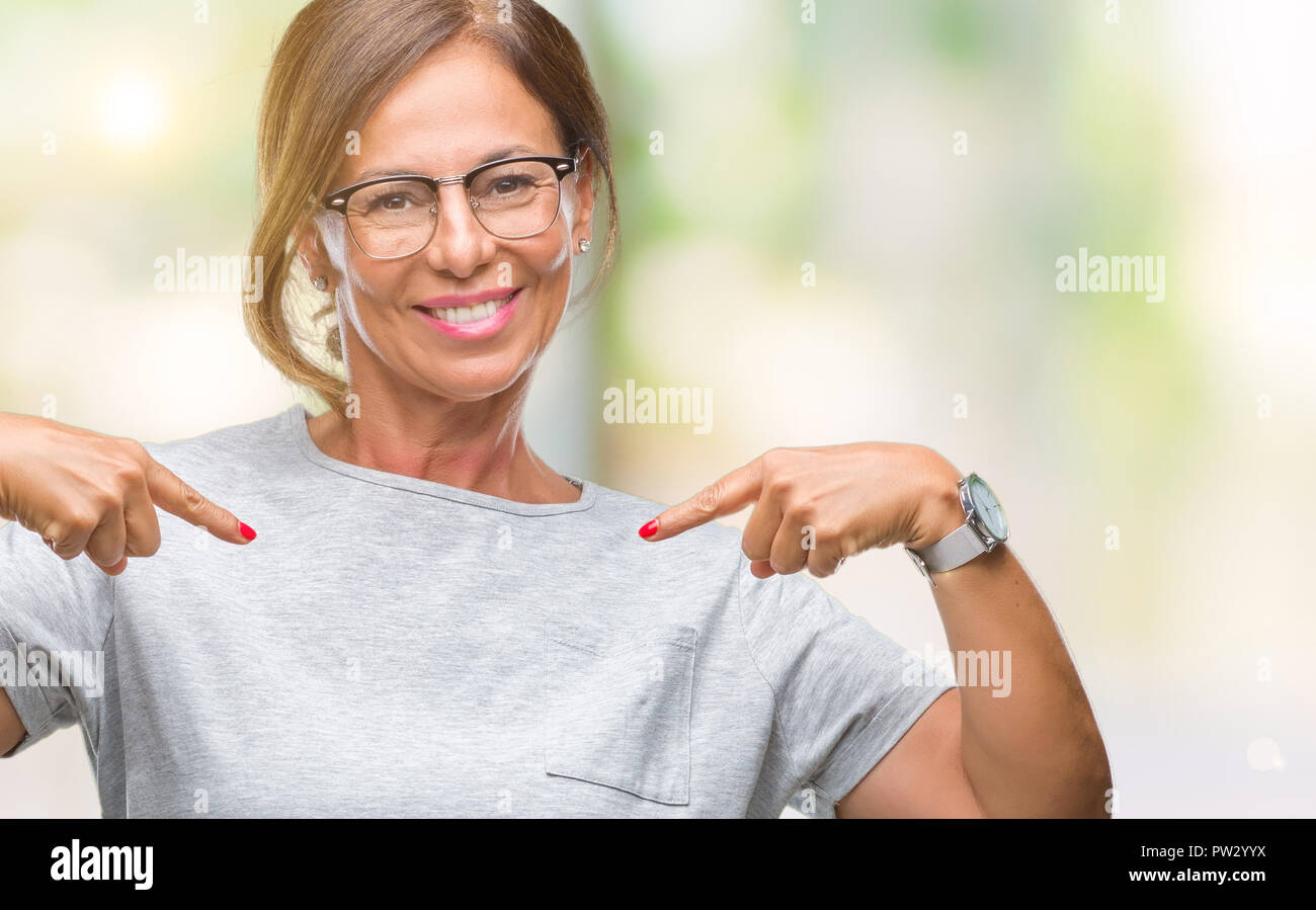 Mittleres Alter senior Hispanic Frau Brille über isolierte Hintergrund ...