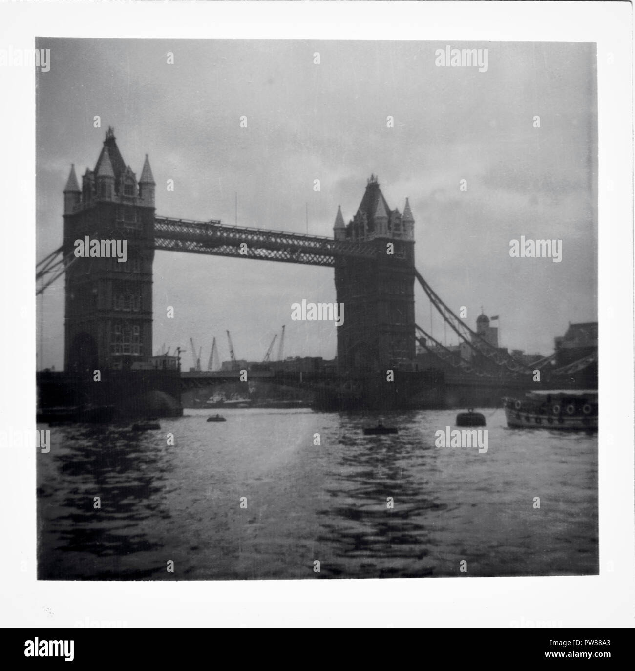 Tower bridge london 1960s -Fotos und -Bildmaterial in hoher Auflösung ...