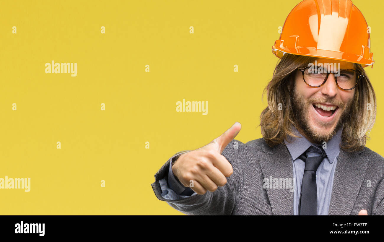 Junge schöne architec Mann mit langem Haar zu tragen Schutzhelm über ... Junge schöne architec Mann mit langem Haar zu tragen Schutzhelm über ...