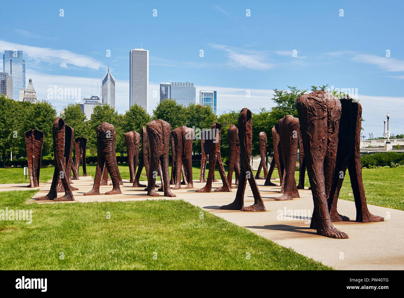 Agora headless und armlose eine Gruppe von 106 Bügeleisen Menschliche ...